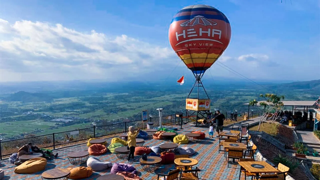 Menikmati Keindahan HeHa Sky View